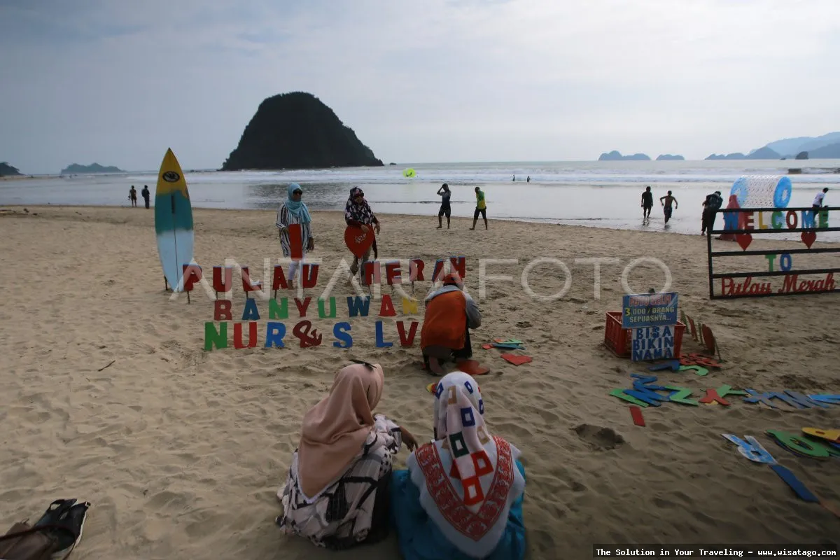 Wisata Pantai Pulau Merah: Tips, Harga Tiket, Kuliner, Lokasi ...